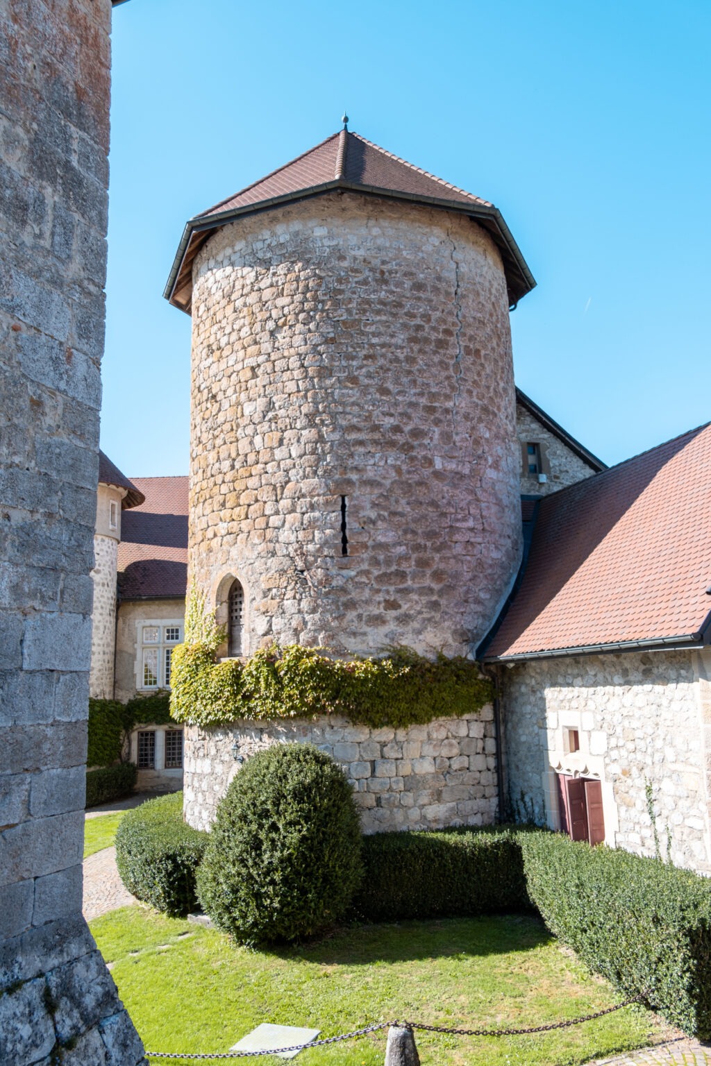 The towers, secrets of medieval defense - Chateau de Thorens****