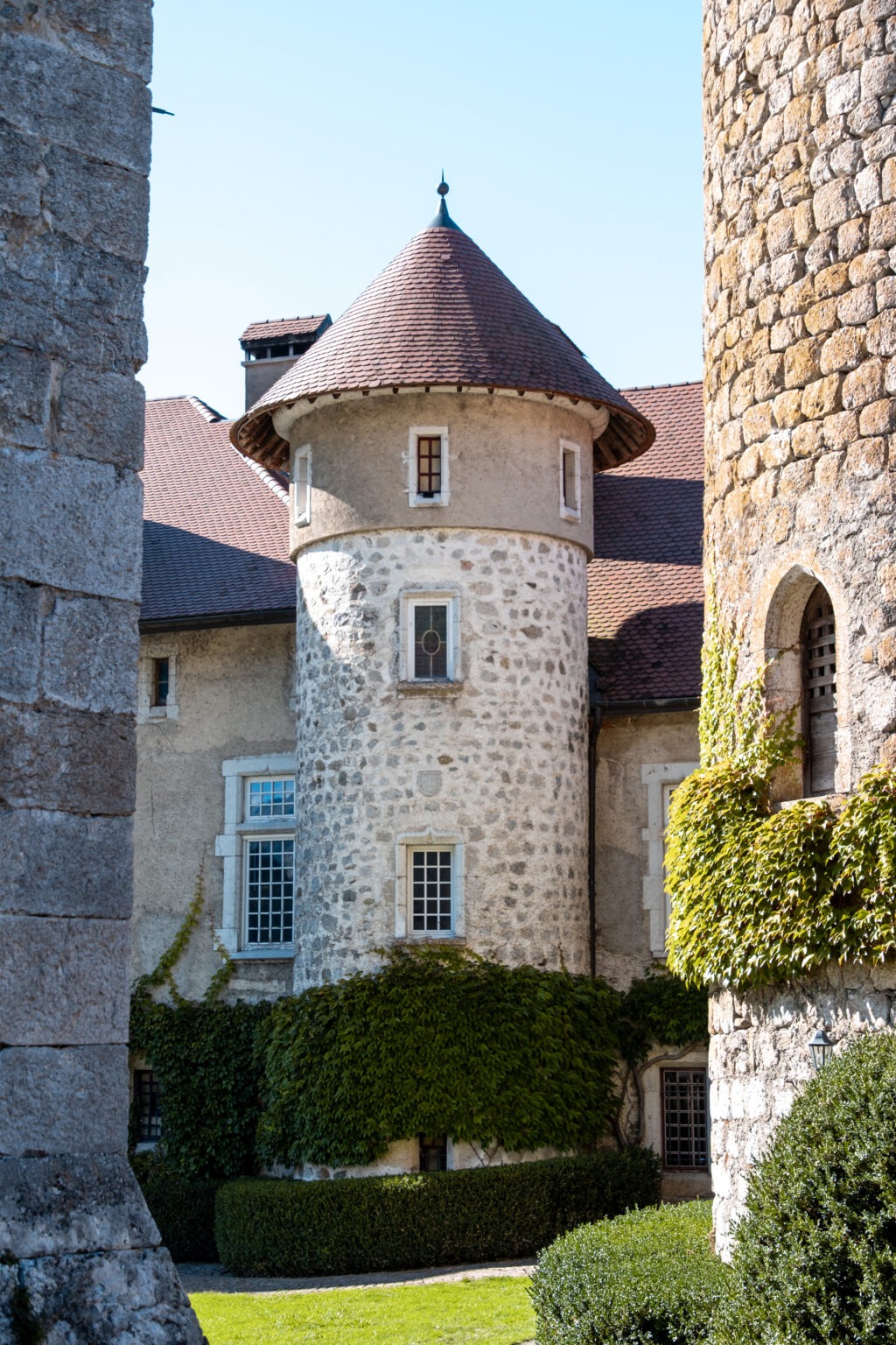 The towers, secrets of medieval defense - Chateau de Thorens****