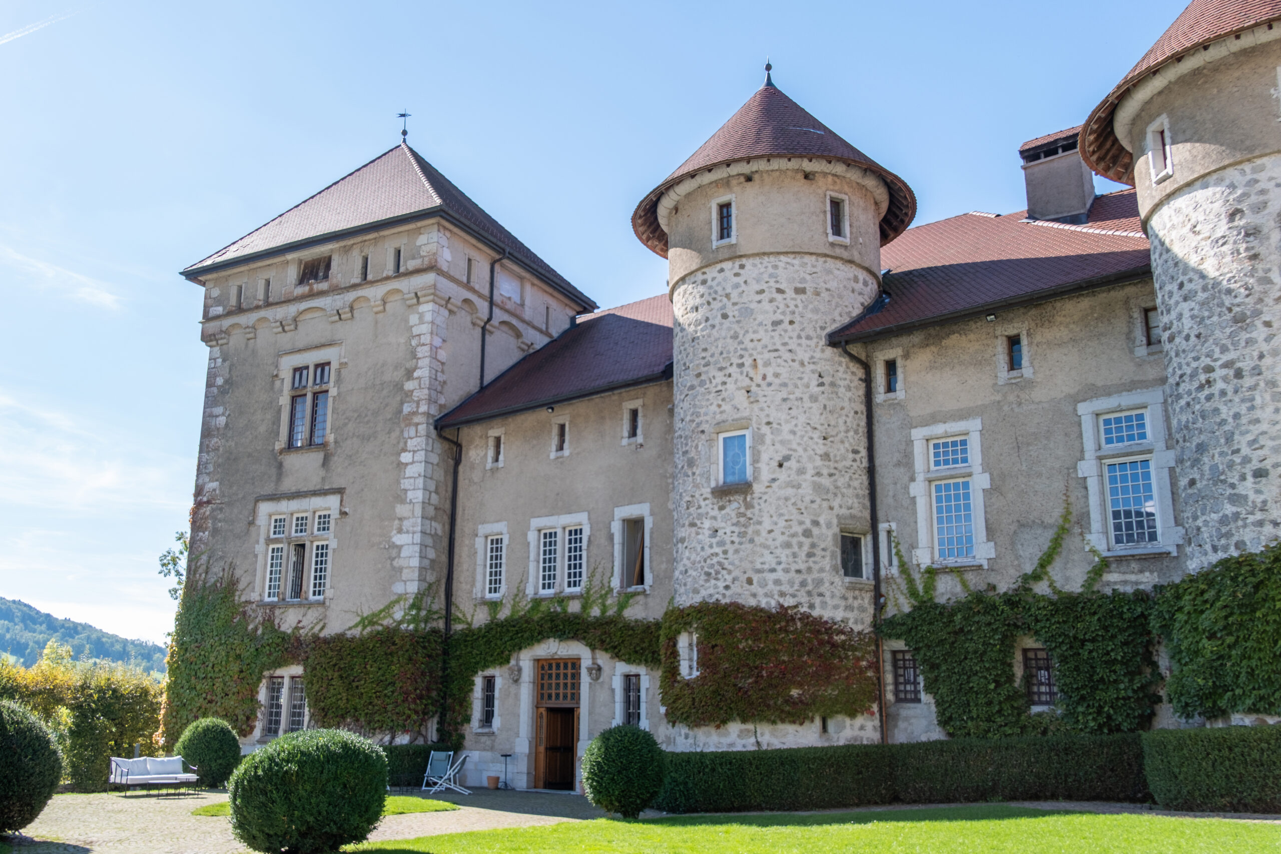 The towers, secrets of medieval defense - Chateau de Thorens****